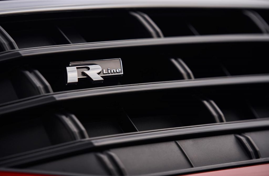VW-Vento-Jetta-R-Line-2019-emblema-parrilla - Mega Autos