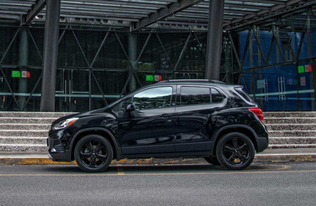 Chevrolet-Tracker-Midnight-lateral - Mega Autos