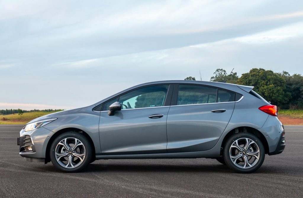 Chevrolet-Cruze-Premier-Wifi-Hatch-lateral - Mega Autos