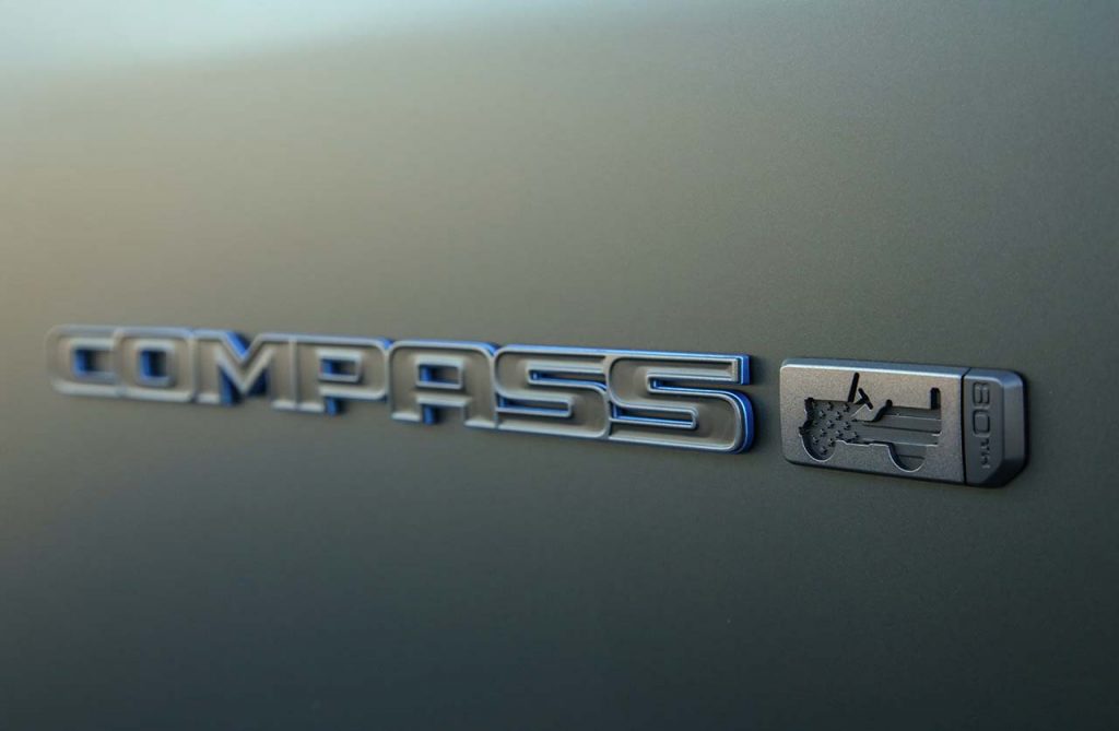 Nuevo-Jeep-Compass-80-Anniversary-logo - Mega Autos