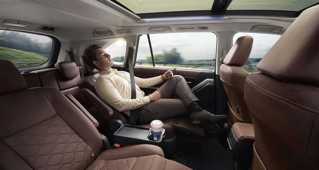 Toyota-Innova-HyCross-8-plazas - Mega Autos