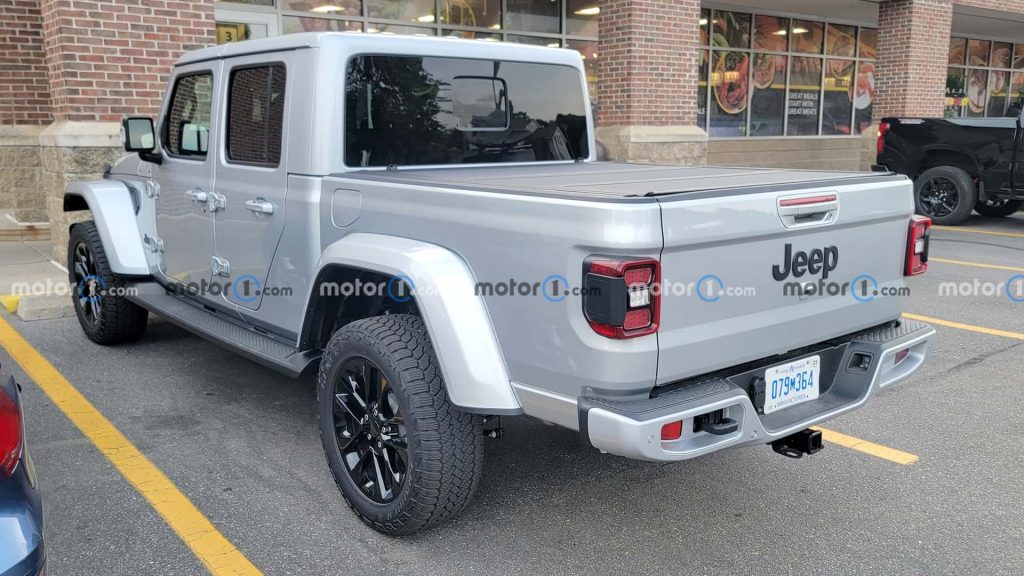 2024-jeep-gladiator-rear-view-spy-photo - Mega Autos