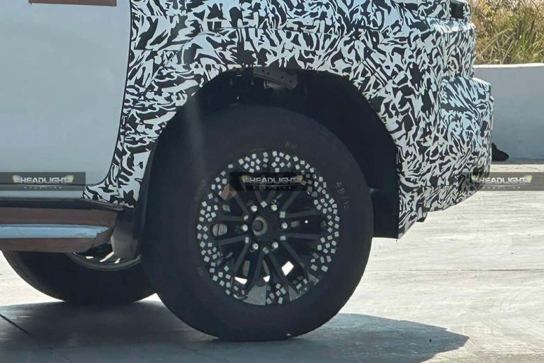 Spyshot-NEW-Toyota-Hilux-by-Headlightmag-2 - Mega Autos
